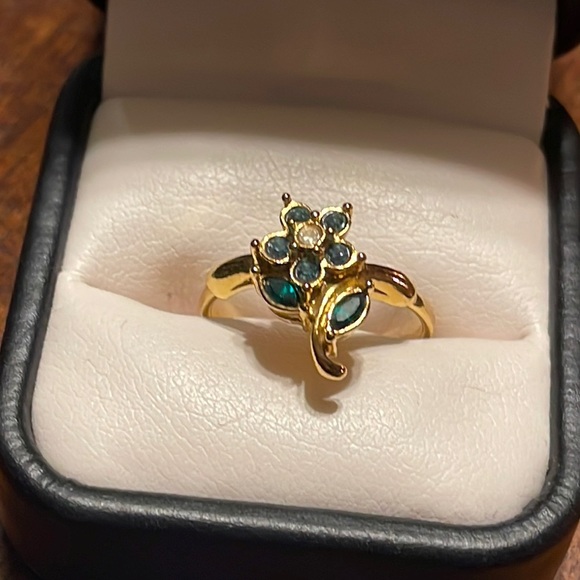 Avon | Jewelry | Vintage Avon Emerald Flower Ring Euc | Poshmark